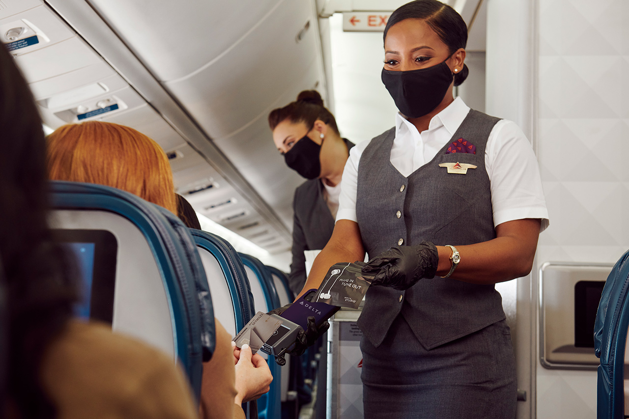 Delta estrena la última tecnología de pago sin contacto a bordo